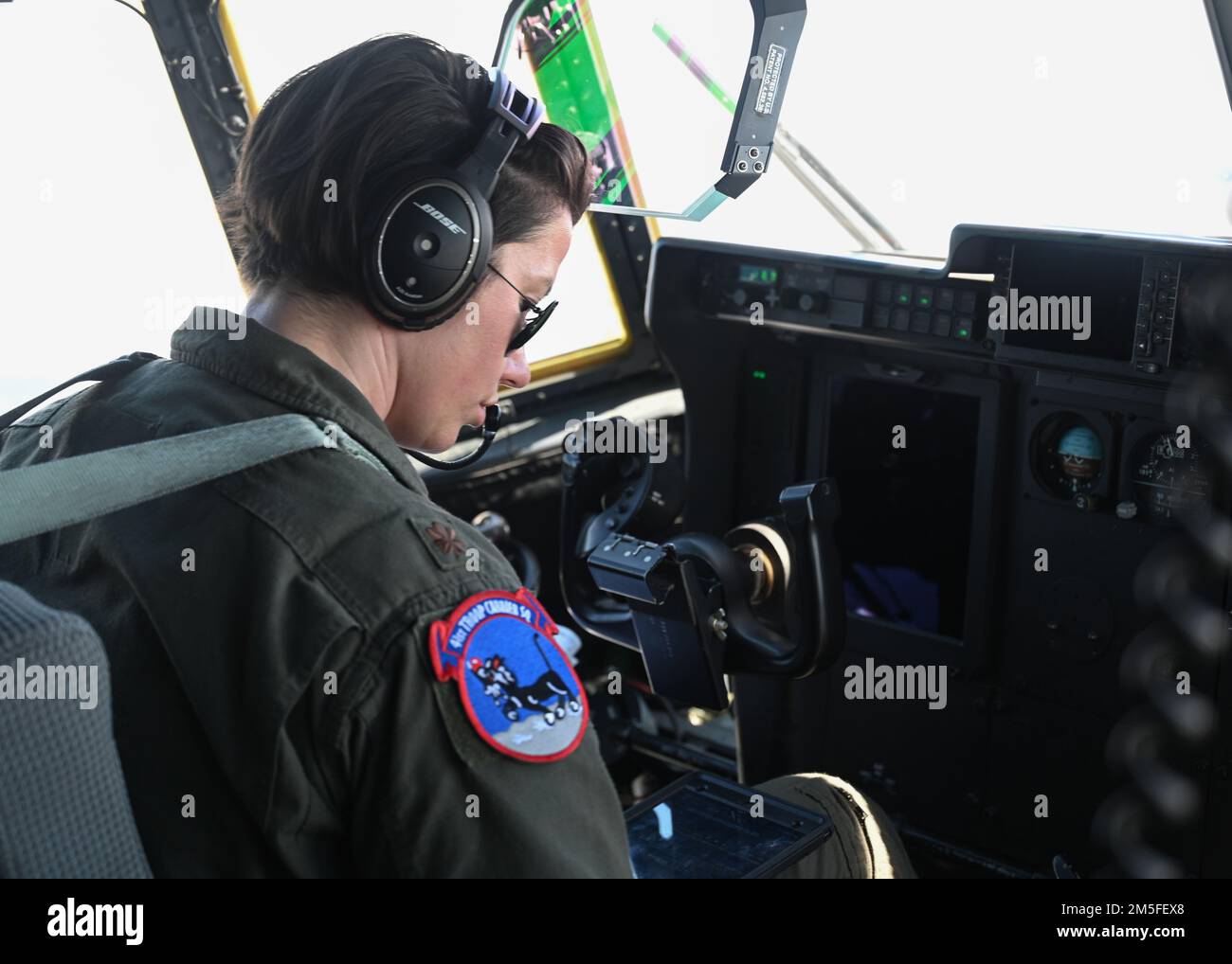 Le Maj Laura Dempster, pilote du 41st Escadron de transport aérien C ...