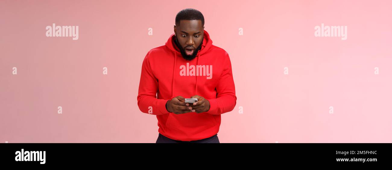 Concentré d'amusé impressionné afro-américain barbu gars dans la goutte ...