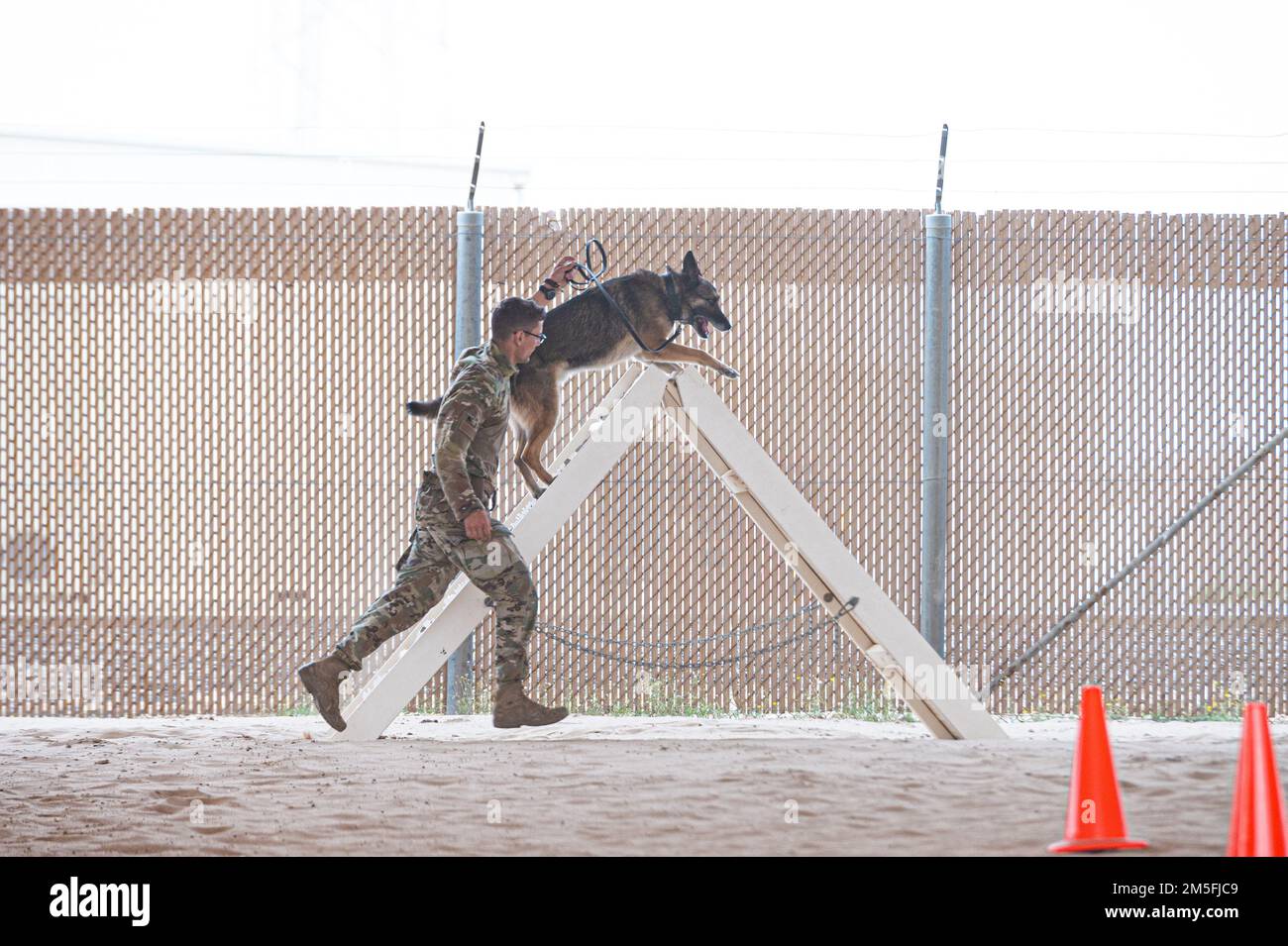 ÉTATS-UNIS Le maître de la Force aérienne, M. Dominic Fallan, un maître ...