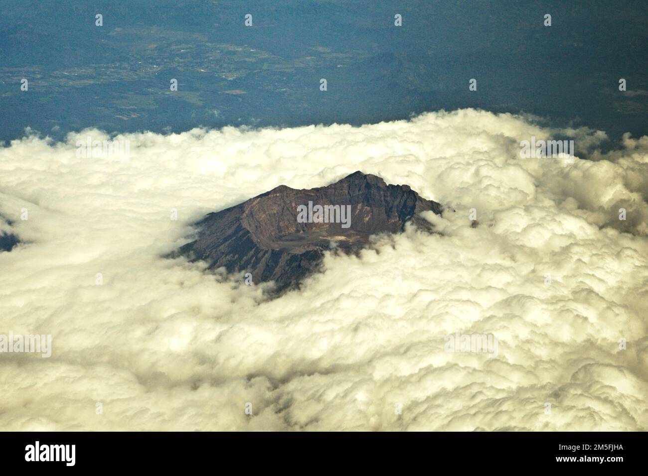 Caldera du Mont Raung, un volcan actif, est vu dans une vue aérienne à ...