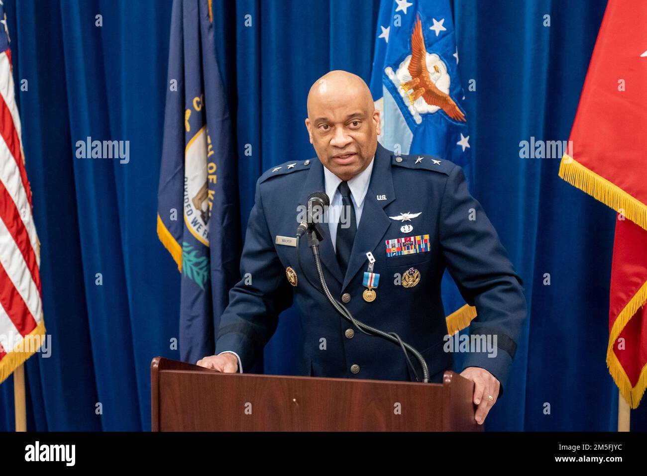 Le général de division Charles M. Walker, directeur du Bureau des ...