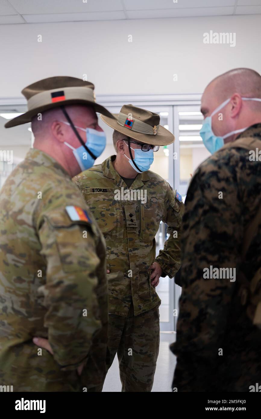 De gauche à droite, le lieutenant-colonel David Laurie de l'armée ...