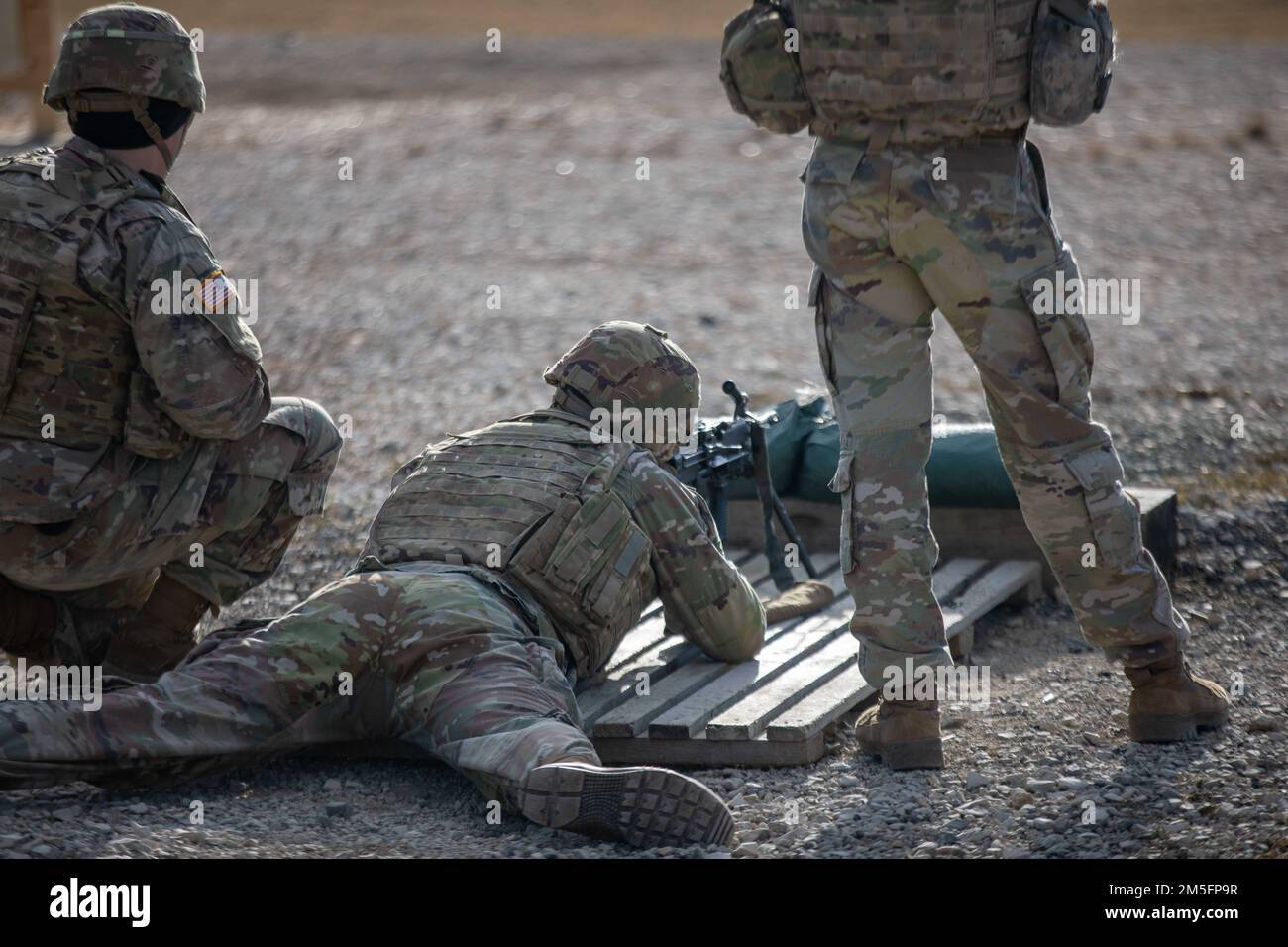 Des soldats du 2-227th Aviation Regiment, 1ACB dirigent M249 ...