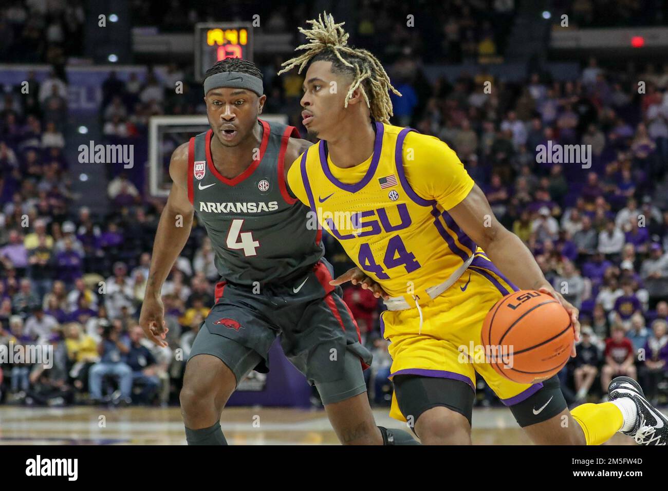 28 décembre 2022 : Adam Miller (44) de LSU se déplace autour du ...