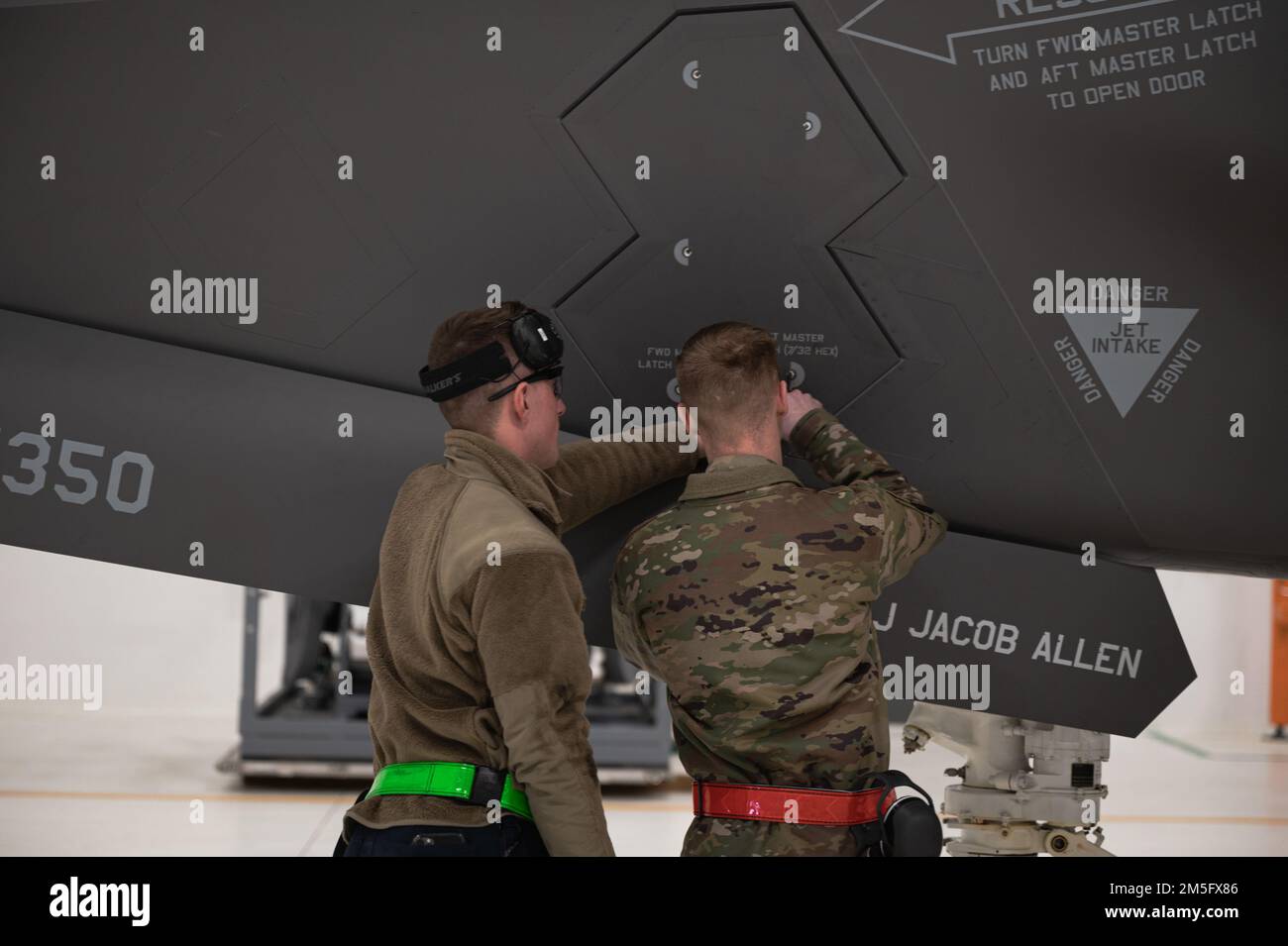 ÉTATS-UNIS Airman 1st classe Ian Sears, chef d'équipage de l'unité d ...