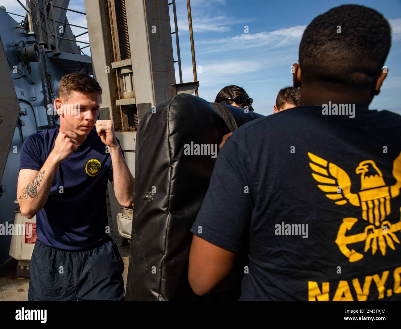 MER DE CHINE DU SUD (15 mars 2022) le marin Shane Regenald (à gauche ...