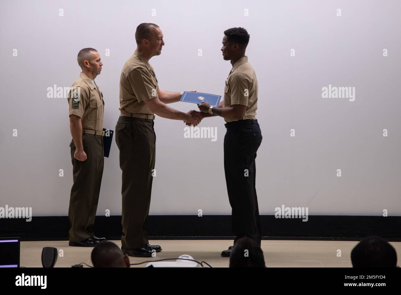 ÉTATS-UNIS L'apprenti marin de la Marine Daniel Roshawn Reid reçoit un ...