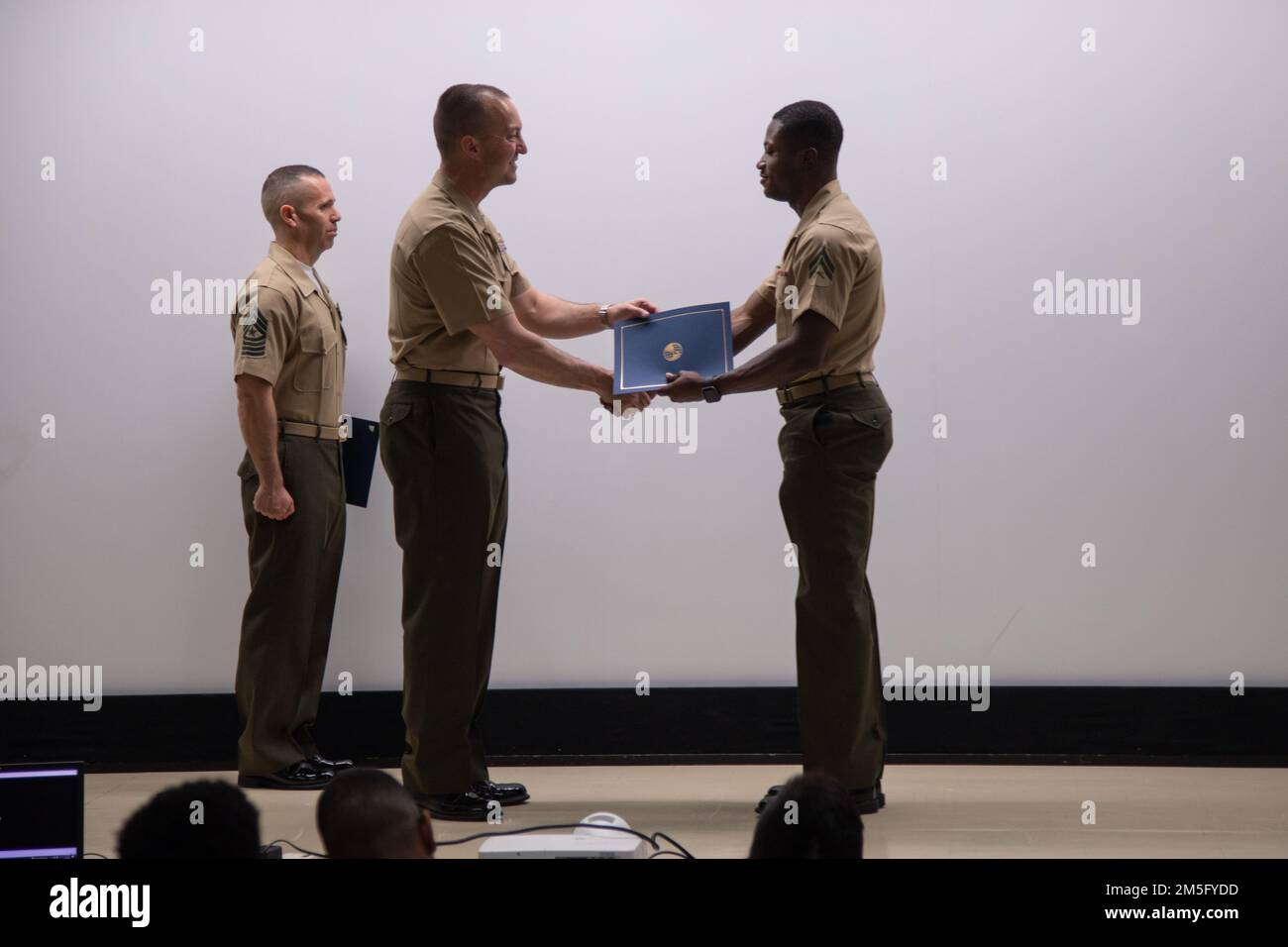 ÉTATS-UNIS Le Cpl. Olayinka Quadri Okemakinde du corps maritime reçoit ...