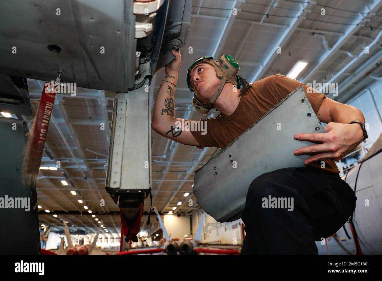 LE mécanicien de la structure aérienne DE LA MER DES PHILIPPINES (16 ...