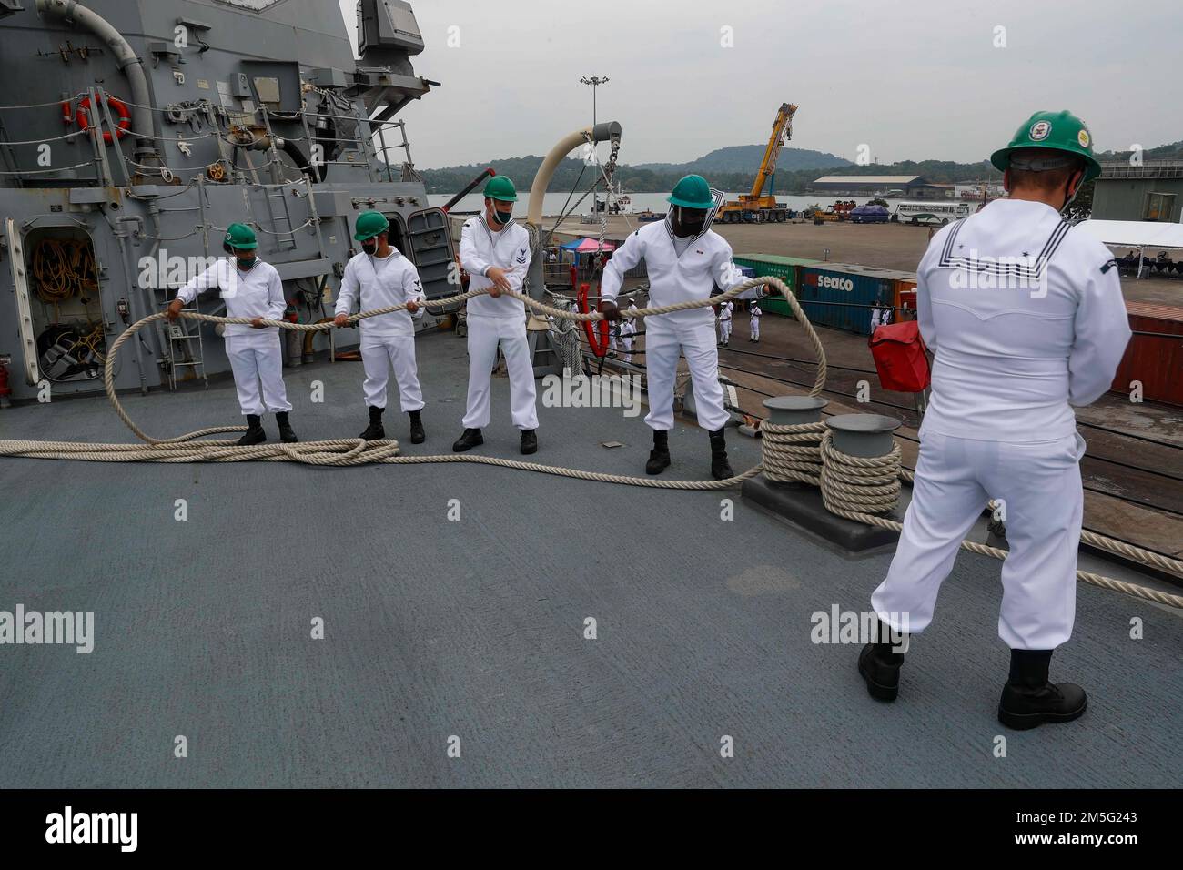 TRINCOMALEE, SRI LANKA (16 mars 2022) des marins prennent la ligne sur ...