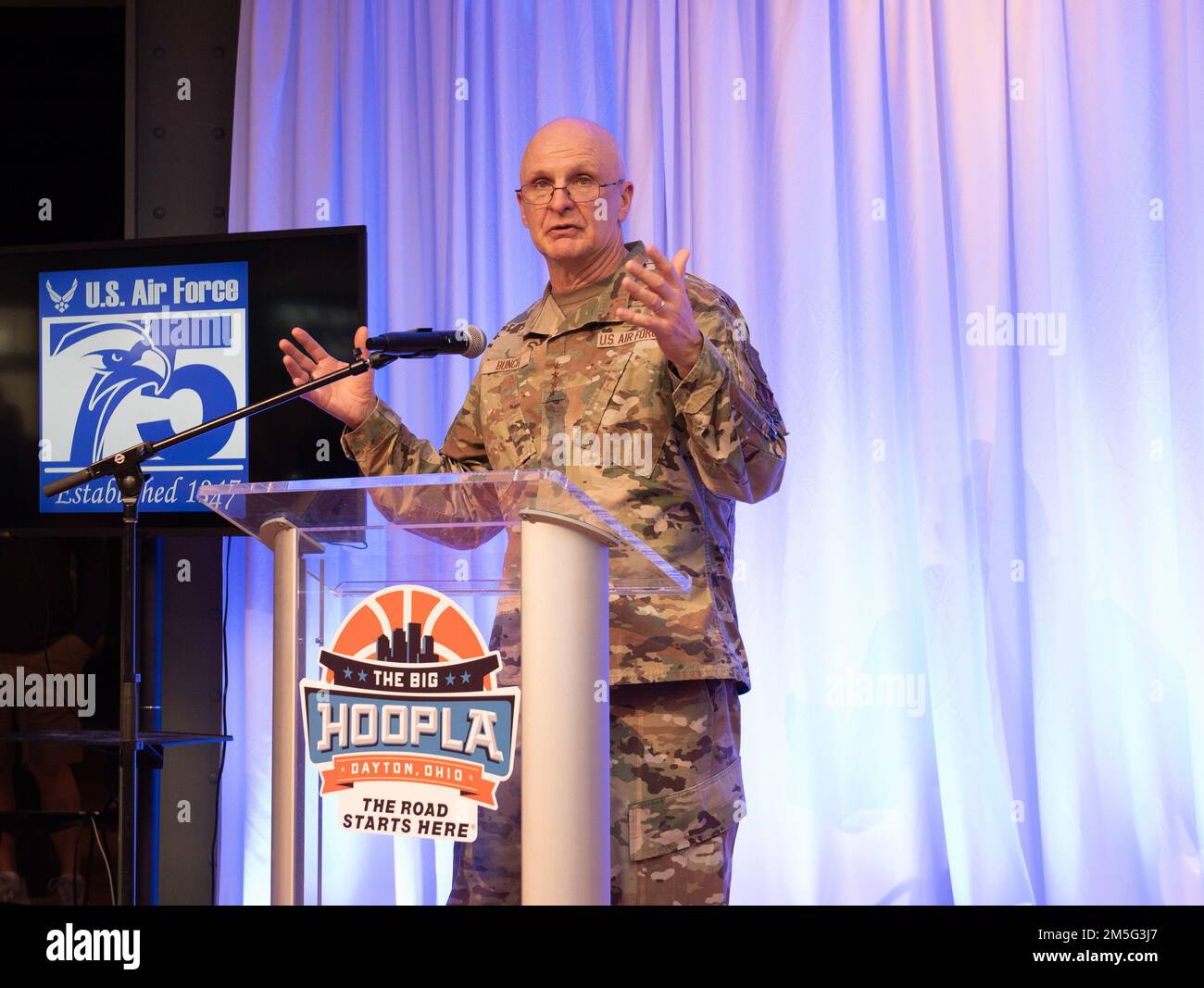 Le général Arnold W. Bunch, Jr., commandant du Commandement du matériel ...