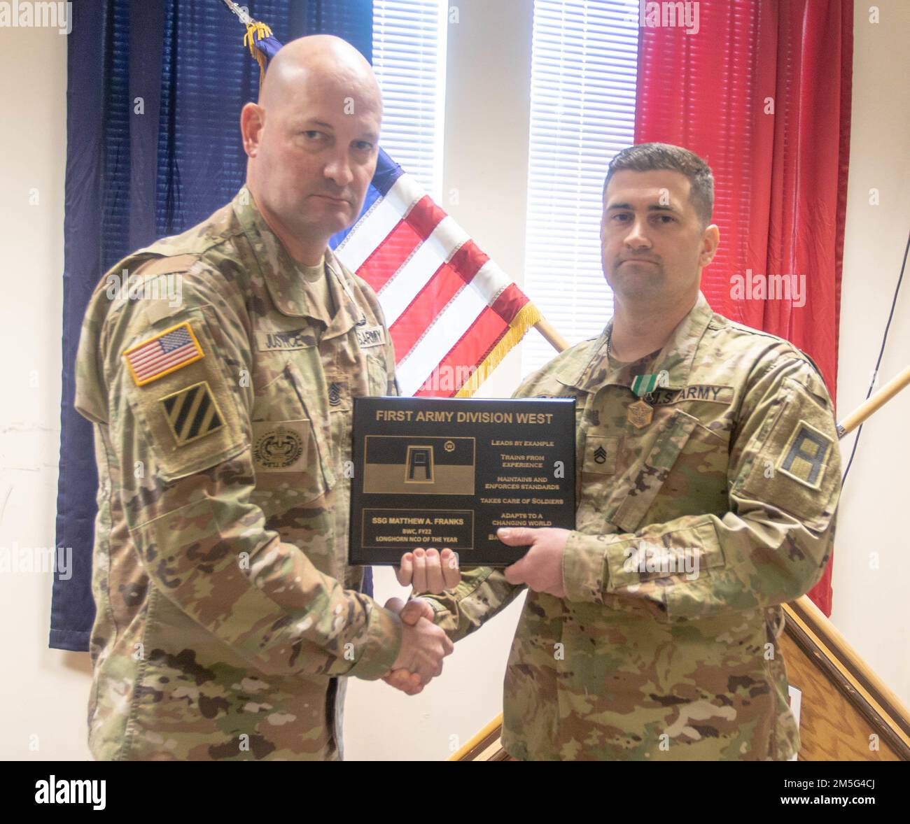 BASE DE JOINT LEWIS-MCCHORD, LAVAGE. - Le sergent de commandement William Justice (à gauche), le ...