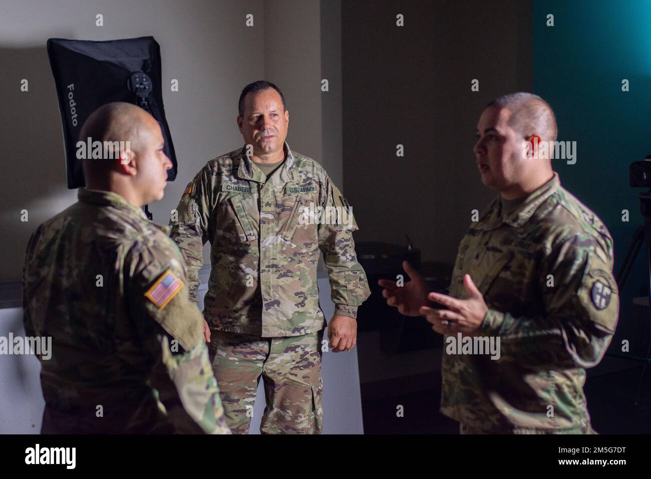 Le Sgt Kevin Torres (à droite), officier en charge des affaires ...