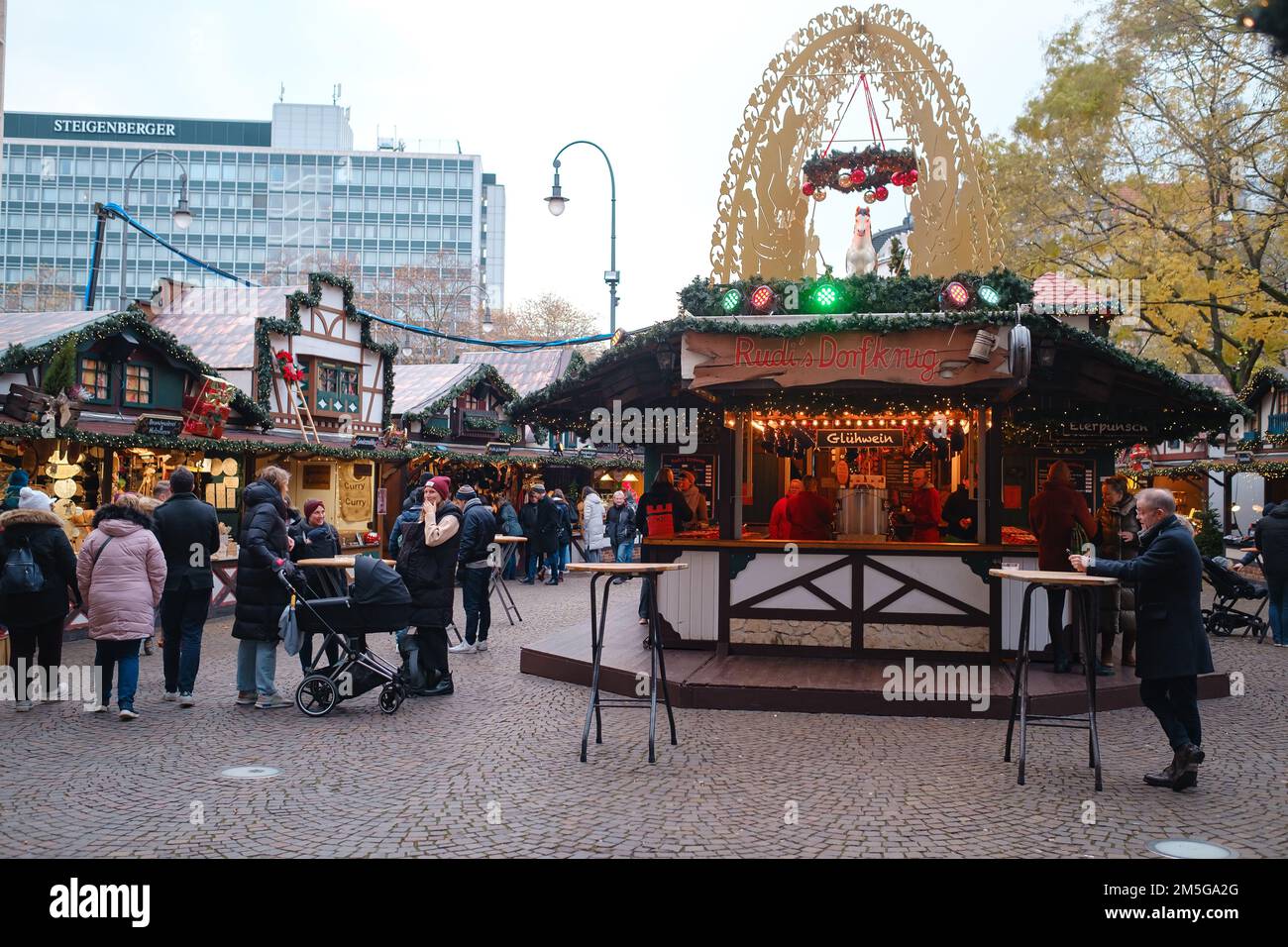 Cologne. ALLEMAGNE. 13 DÉCEMBRE 2022. L'esprit du marché de Noël. Fête ...
