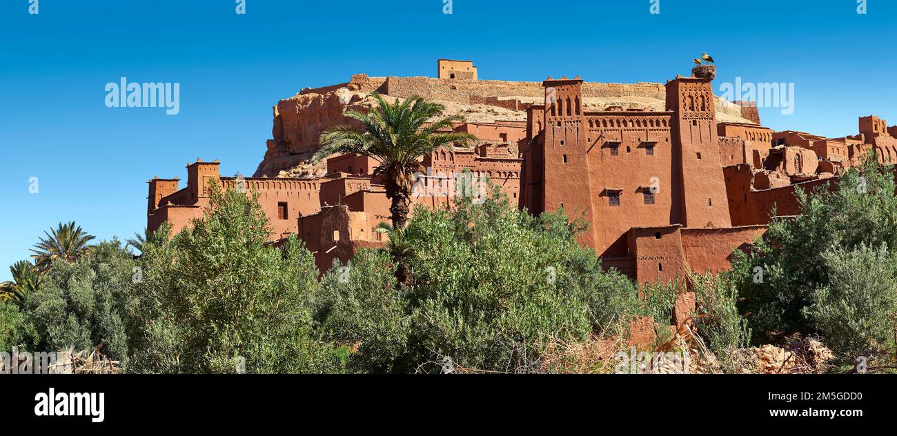 Les bâtiments d'Adobe de la Ksar berbère ou village fortifié d'Ait ...