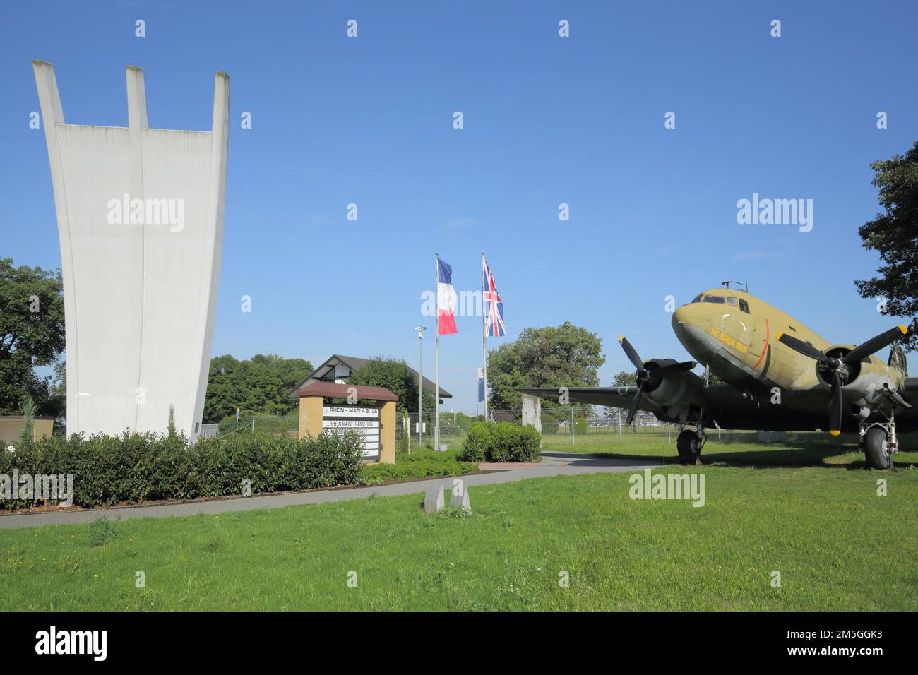 Monument de transport aérien avec l'avion à hélice Raisin Bomber ...
