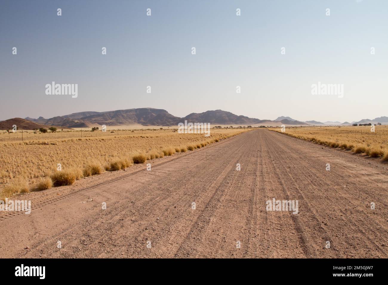 Long chemin Banque de photographies et d’images à haute résolution - Alamy