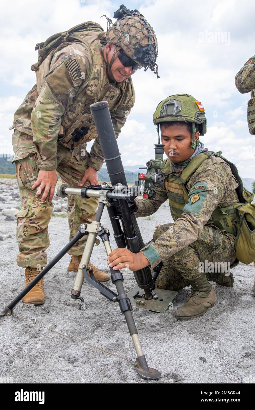 ÉTATS-UNIS État-major de l'armée. Le Sgt Adam Tyson, chef de section ...