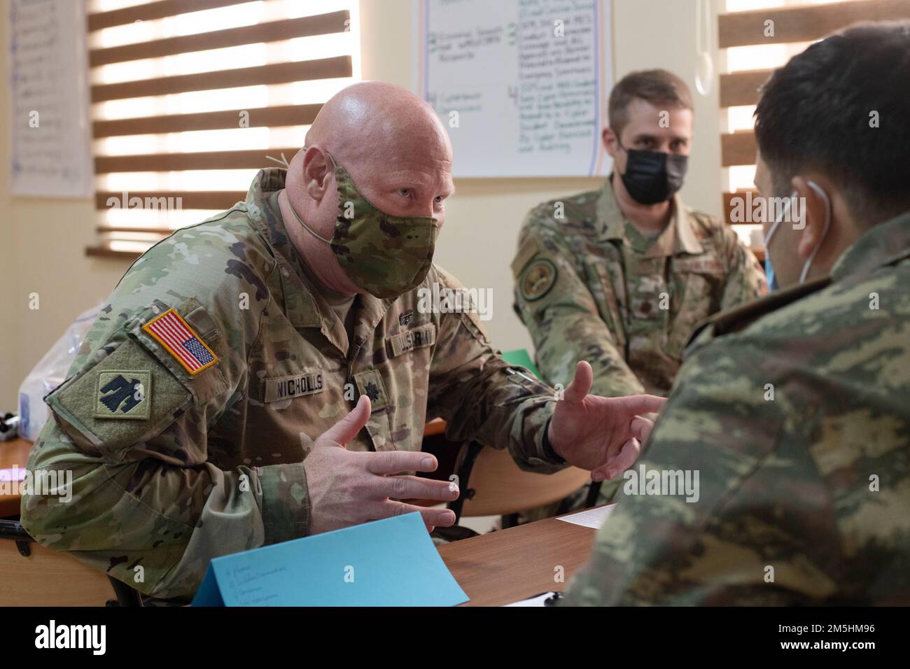 ÉTATS-UNIS Le lieutenant-colonel Ben Nicholls de l'armée, à gauche ...