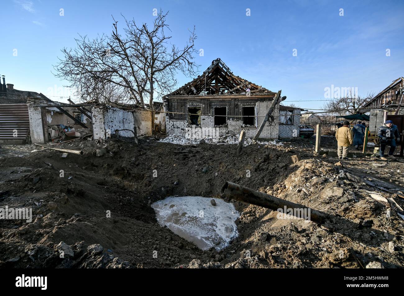 STEPNE, UKRAINE - 29 DÉCEMBRE 2022 - Une maison détruite est vue après une attaque russe de ...