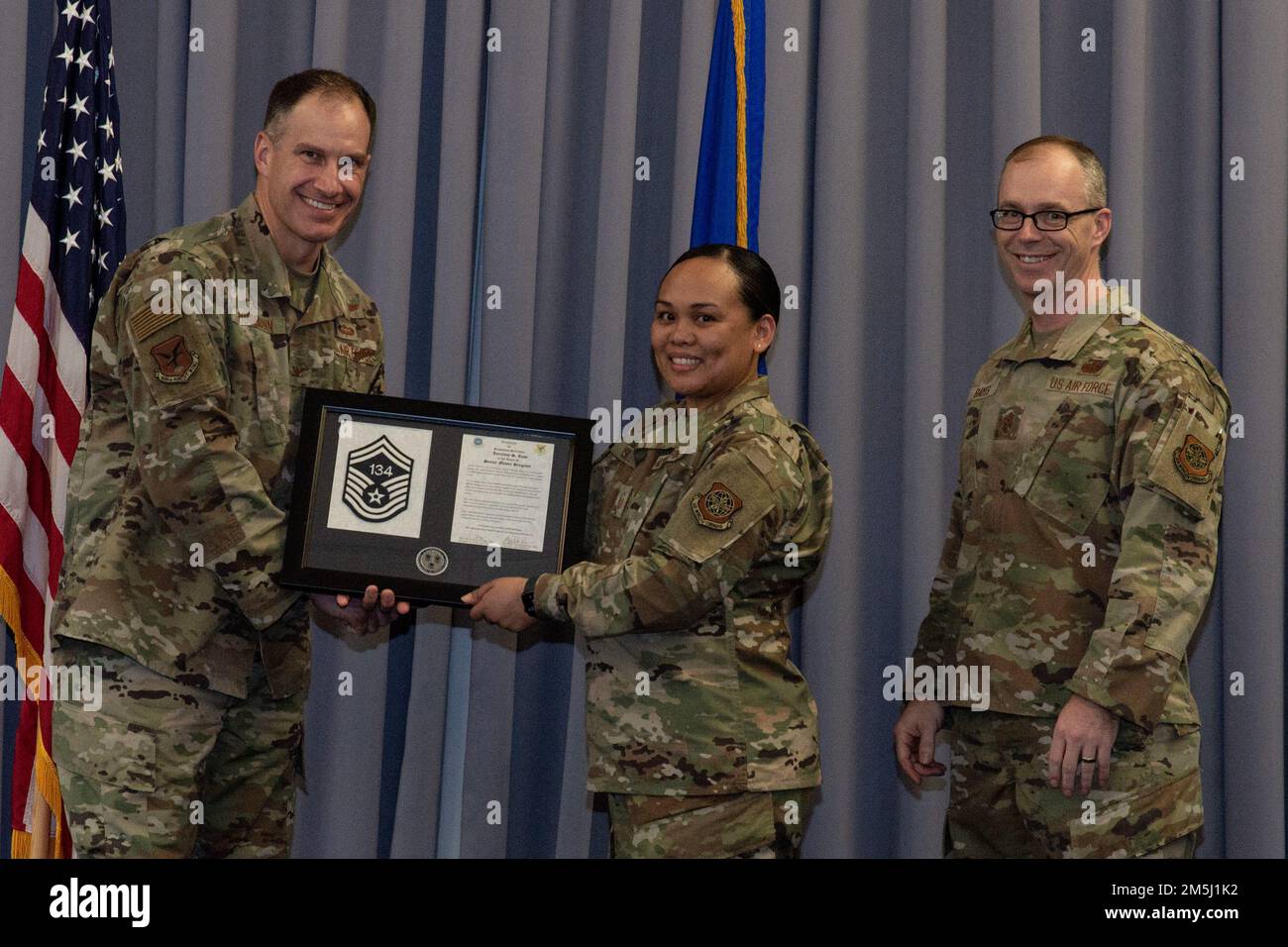 Le Sgt. Jaerynne Rose, au centre, chef de vol météorologique de l ...