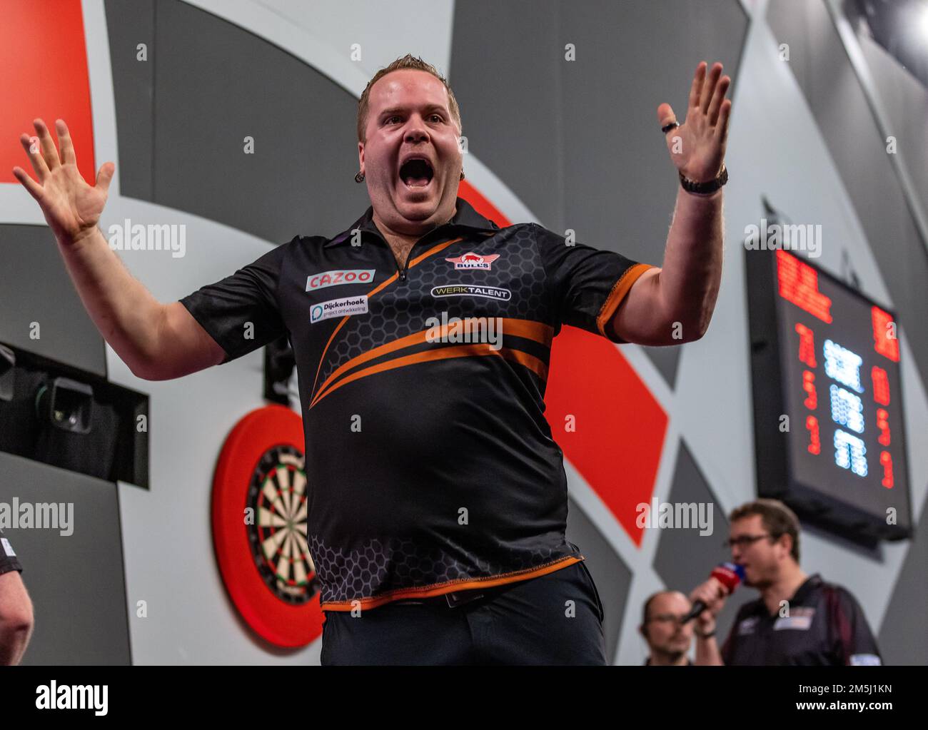 Dirk van Duijvenbode célèbre sa victoire contre Ross Smith au cours du ...