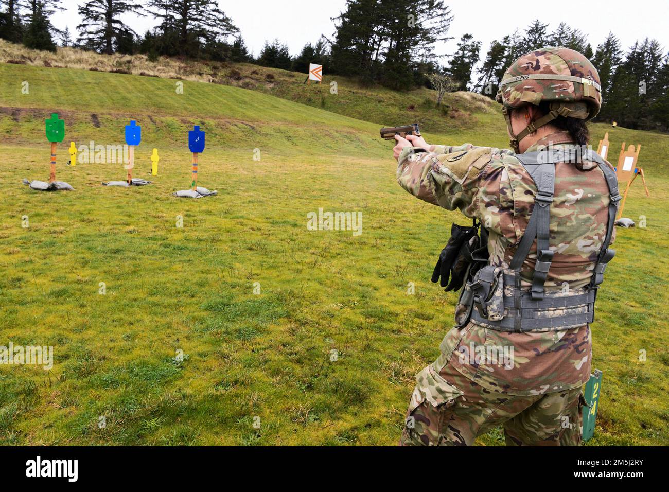 Le soldat de la Garde nationale de l'armée de l'Oregon utilise ses ...