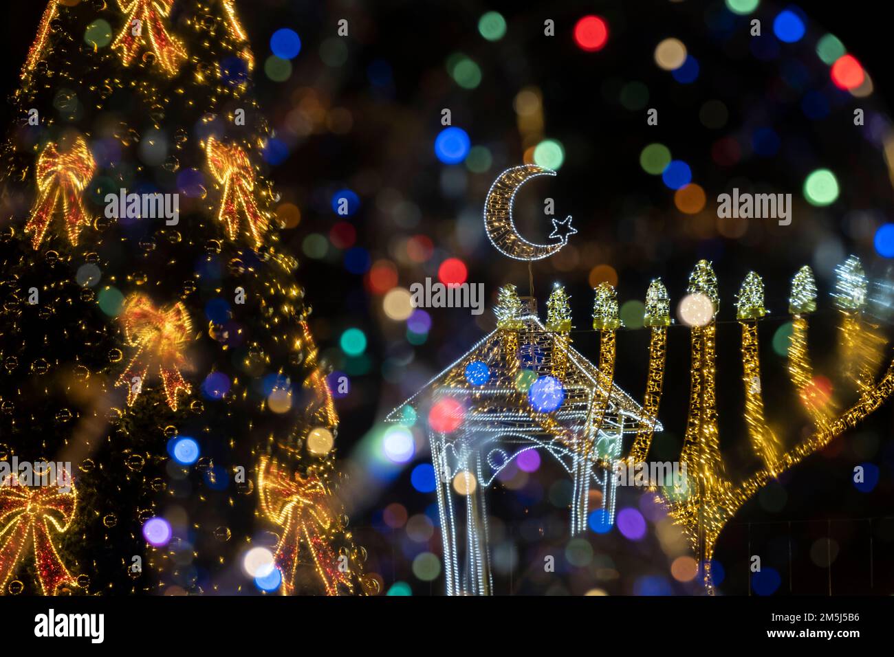 Vue à travers des ballons illuminés d'un arbre de Noël décoré avec la ...