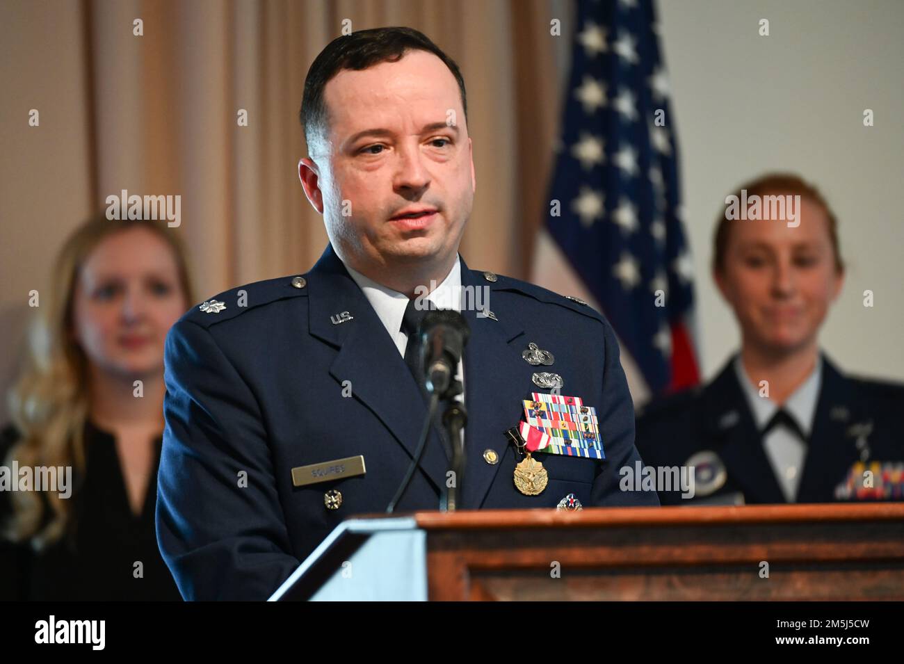 Le lieutenant-colonel Sydney Squires, commandant adjoint du groupe de ...