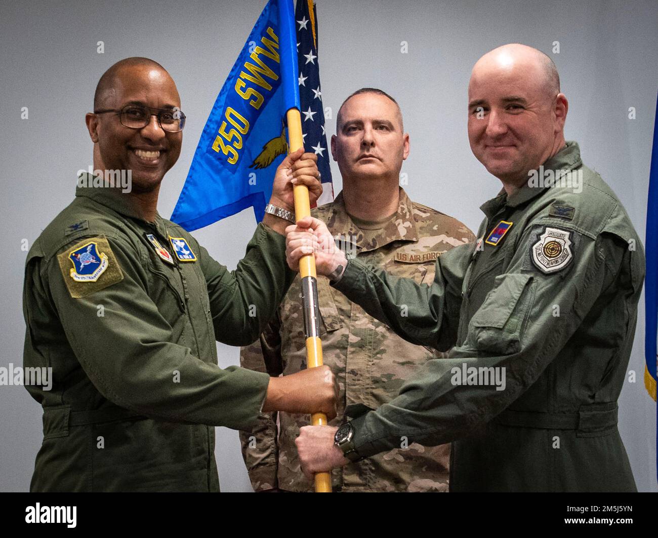 Le colonel Bill Young, Jr., commandant de l'escadre de la guerre du ...