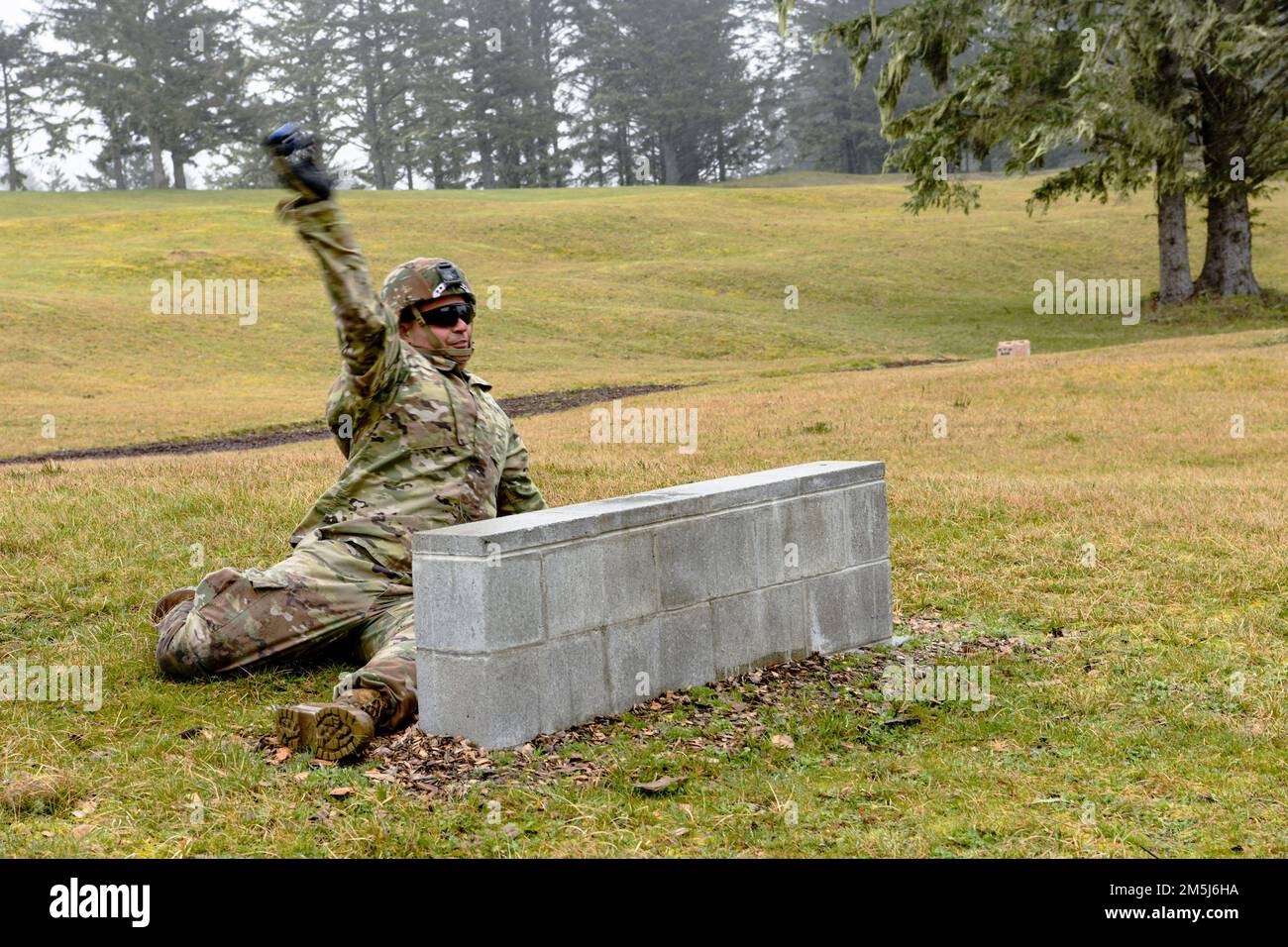 Le sergent Nathan Flores de la Garde nationale de l'armée de l'Oregon ...