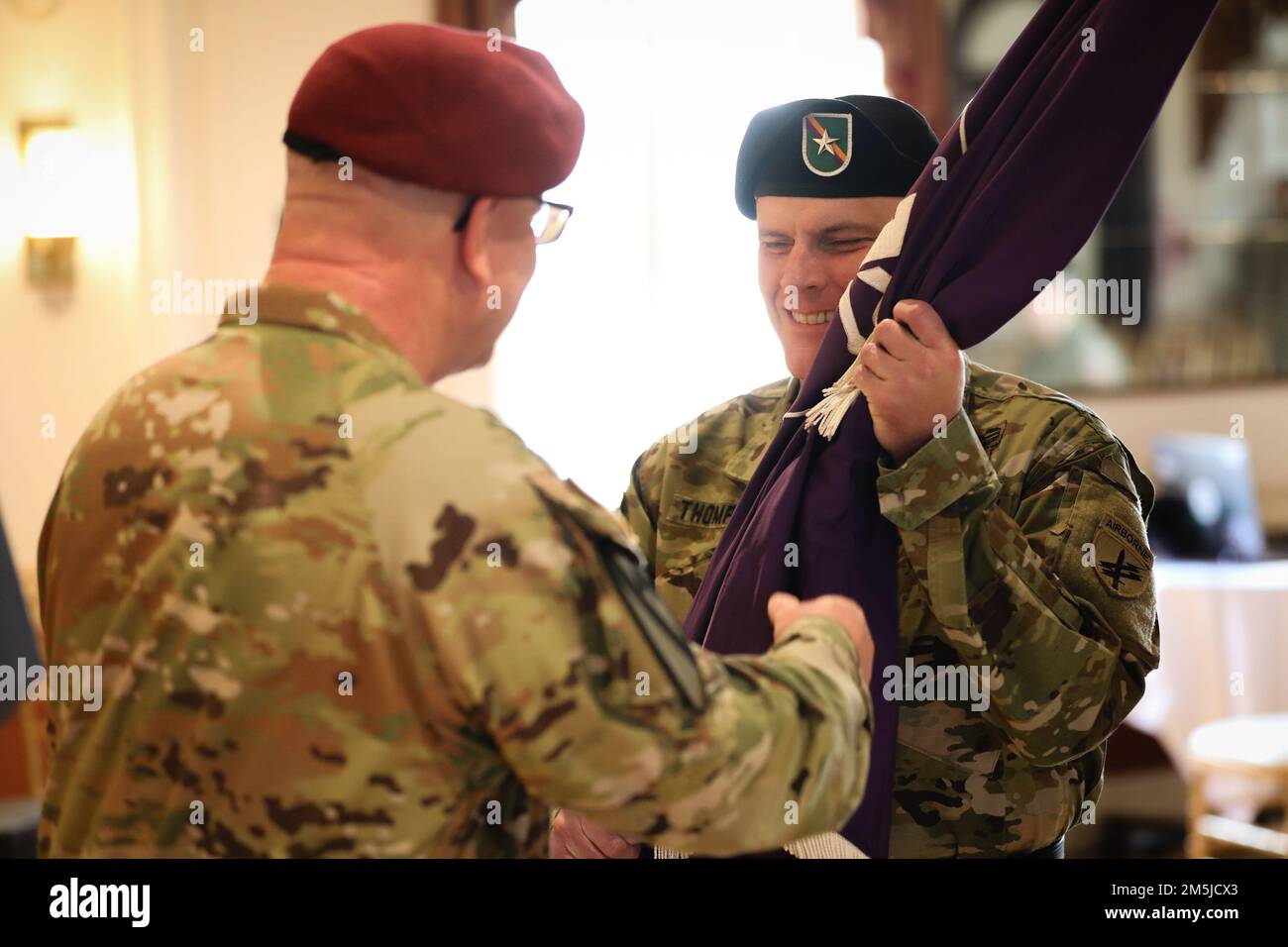 Brig. Le général Dean Thompson, à droite, le nouveau commandant du ...