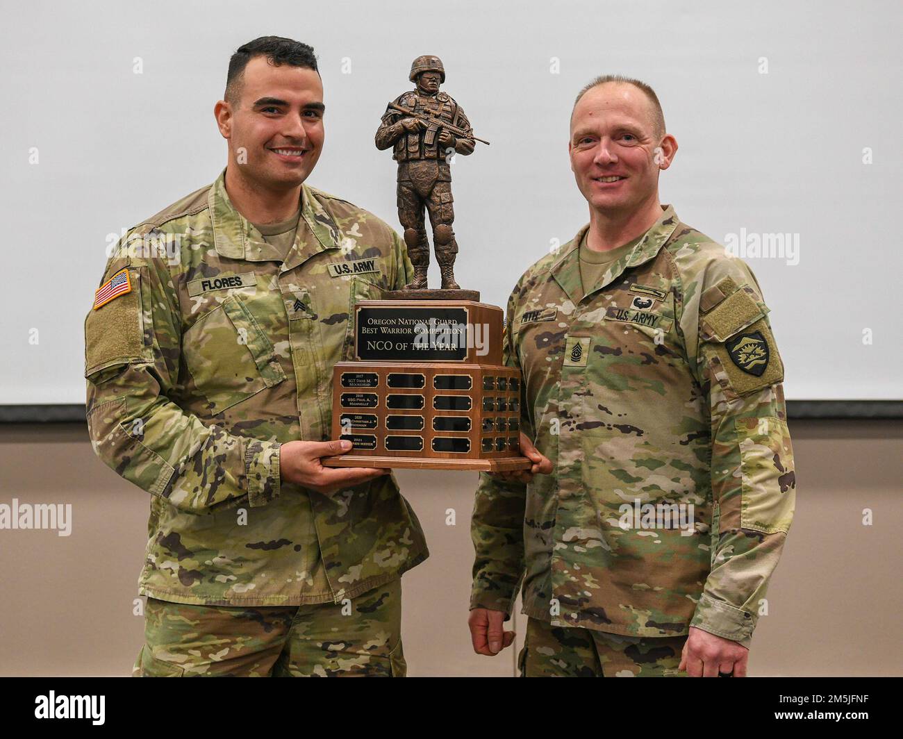 Le sergent Nathan Flores (à gauche) de la Garde nationale de l'Armée de ...