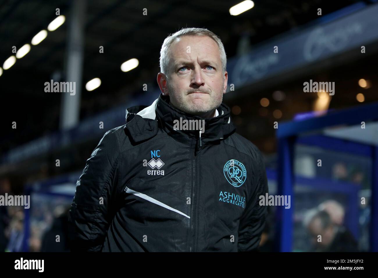 Neil Critchley, directeur des Queens Park Rangers, sur la ligne de ...