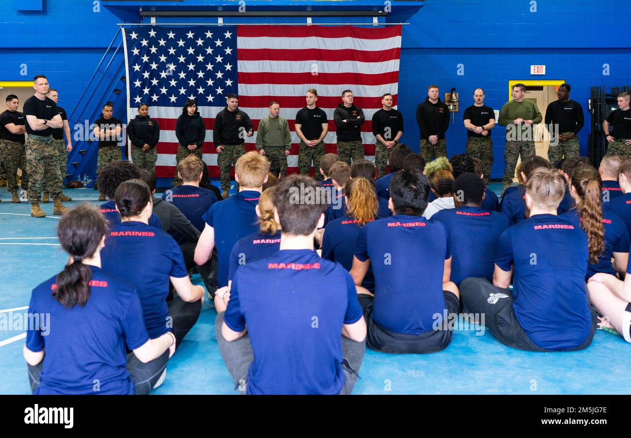 Poolees de la Marine corps Recruiting Station Pittsburgh posez des ...