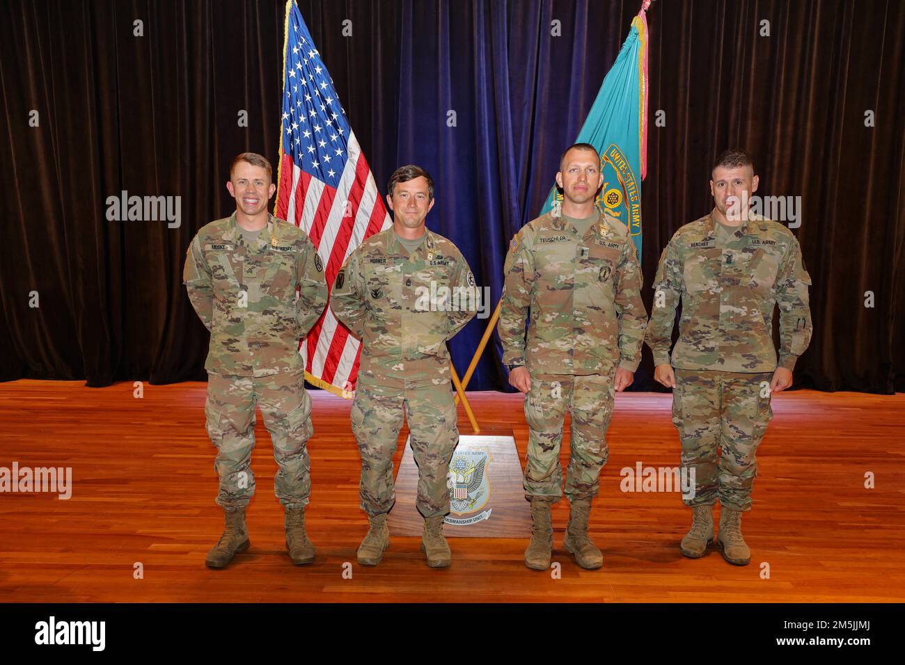 Les concurrents posent pour une photo avec le Sgt. Maj. Daniel T ...