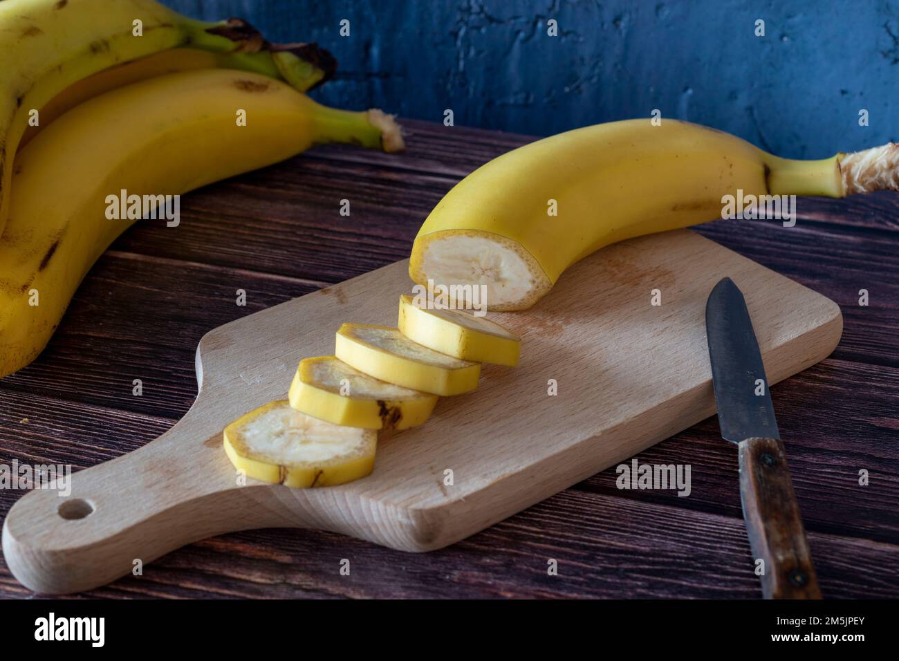 Banane et couteau Banque de photographies et d’images à haute ...