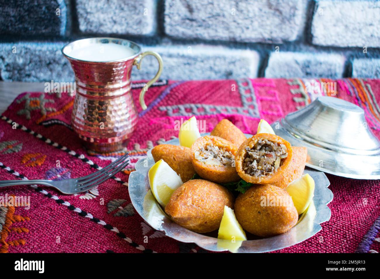 Cuisine turque traditionnelle; 'icli kofte', bulgur frit et viande ...