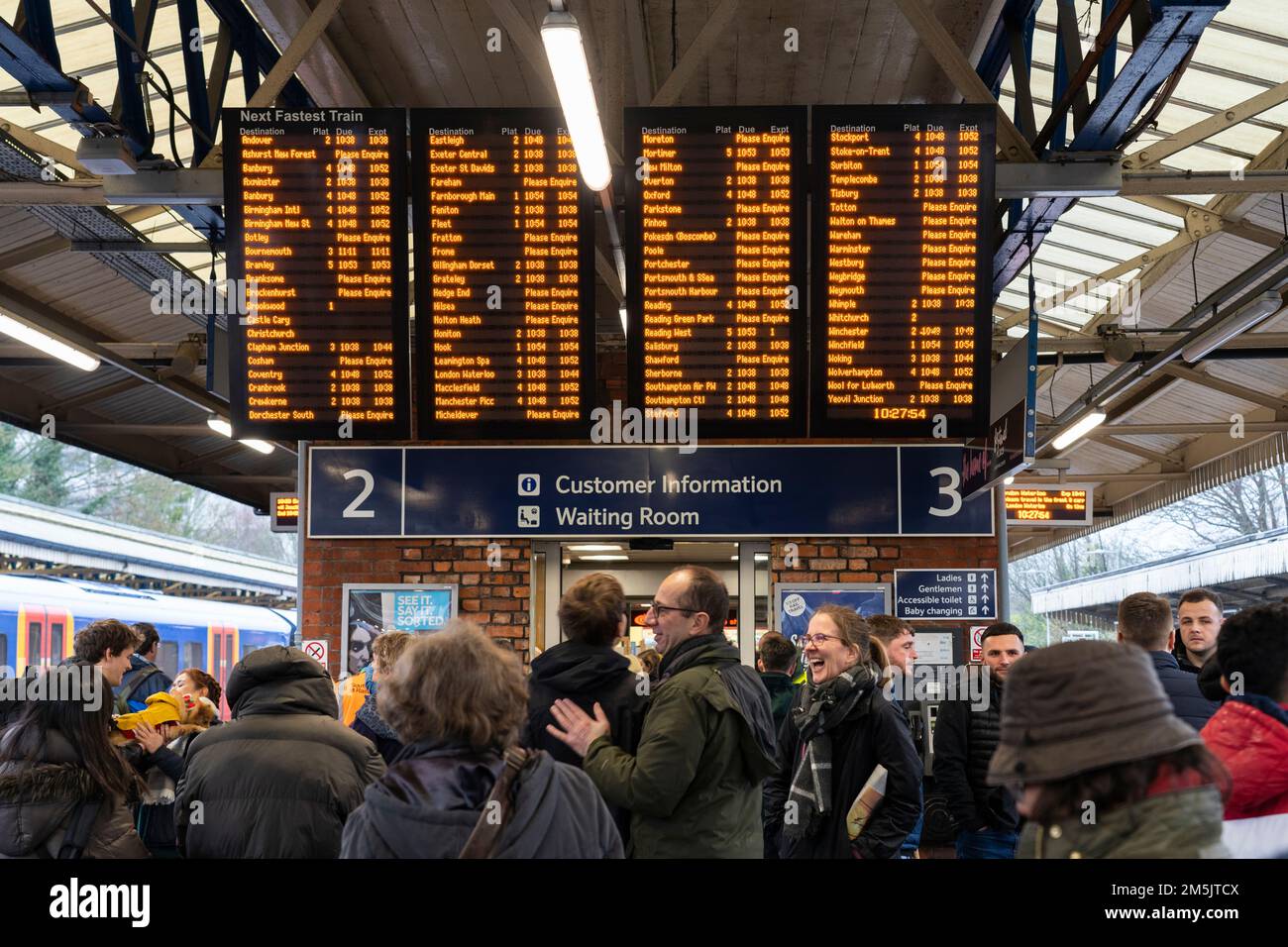 Personnes sur le quai de la gare Banque de photographies et d’images à ...