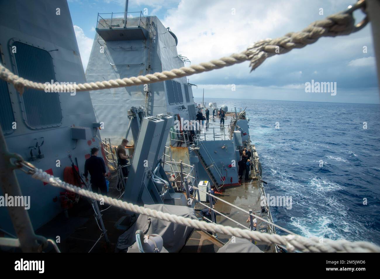 220320-N-FS190-1110 OCÉAN ATLANTIQUE (20 mars 2022) les marins lavent l ...