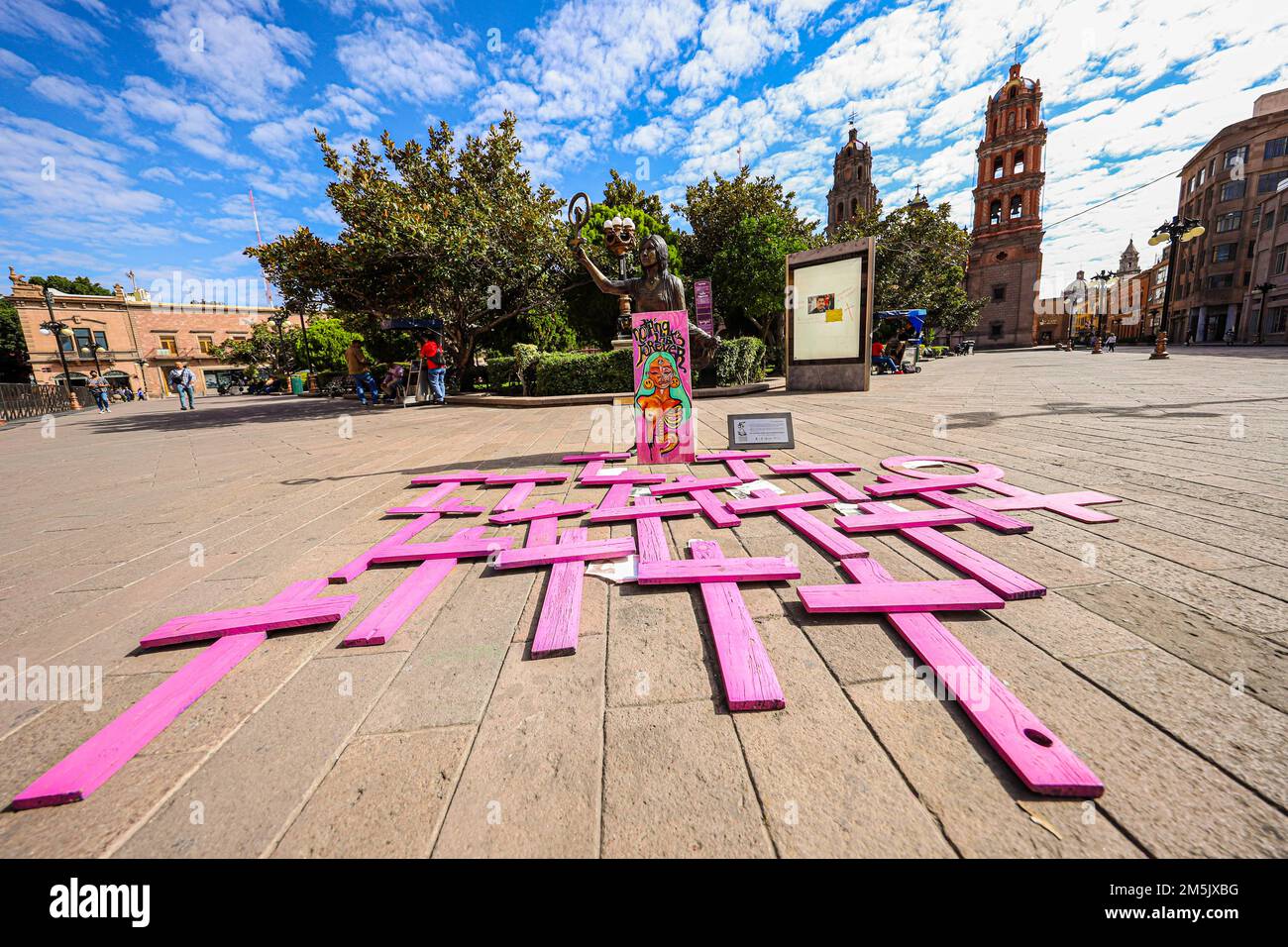 Statue d'une femme et symbole du mouvement féministe, lgbt sur la place ...