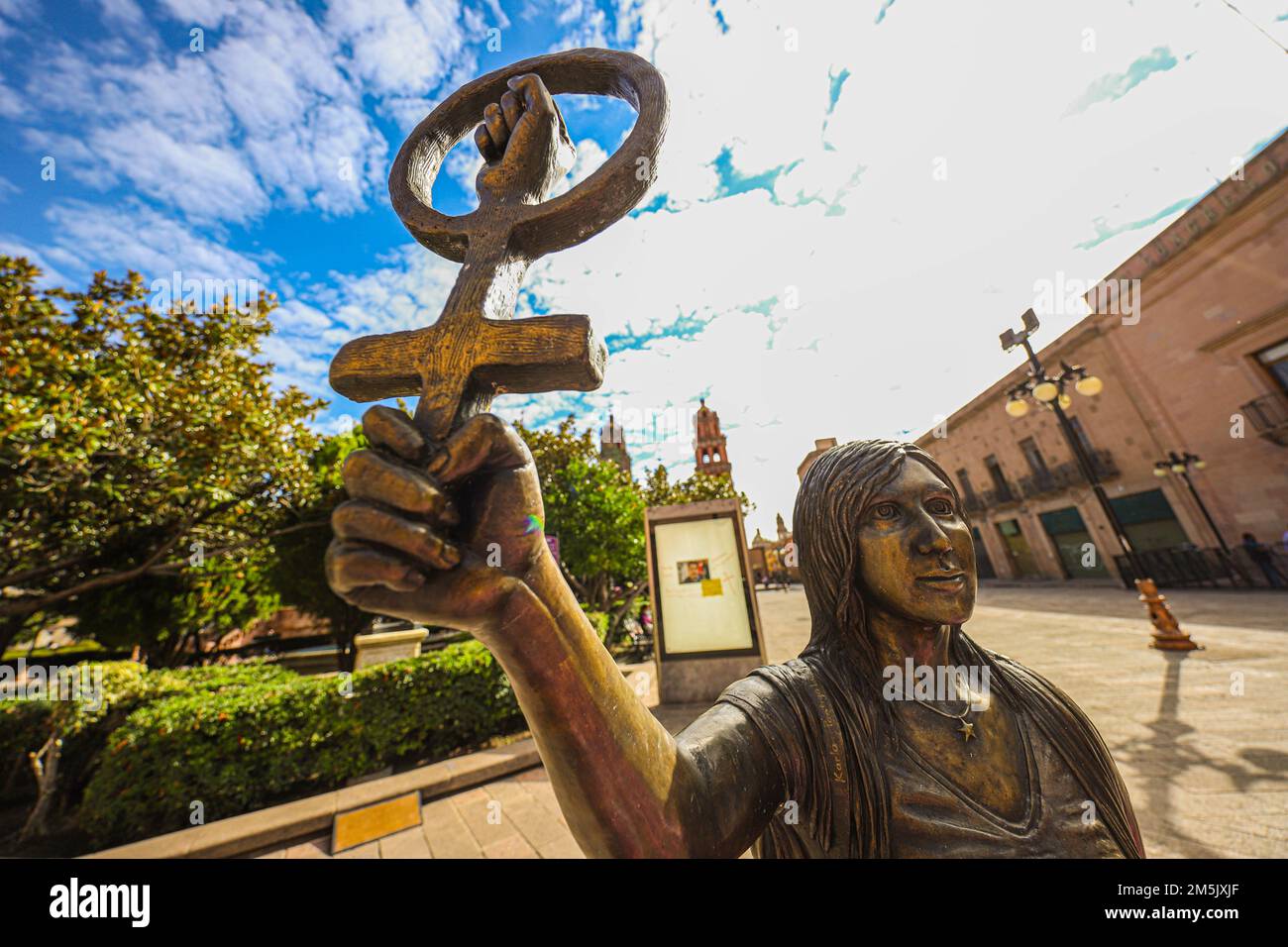 Statue d'une femme et symbole du mouvement féministe, lgbt sur la place ...