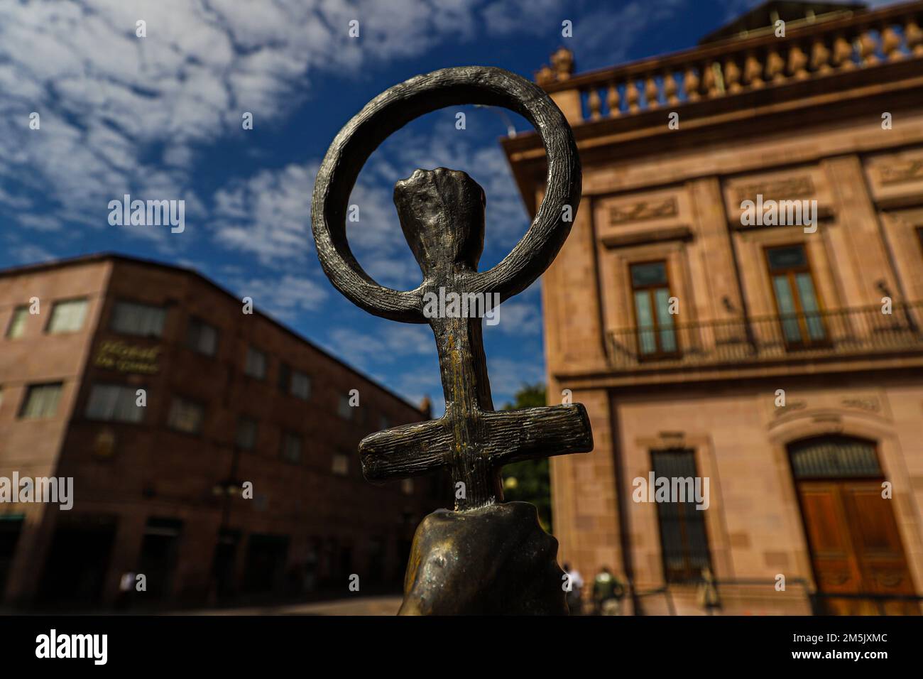 Statue d'une femme et symbole du mouvement féministe, lgbt sur la place ...