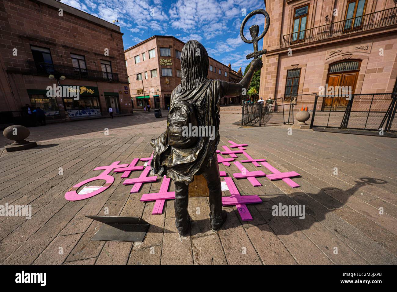 Statue d'une femme et symbole du mouvement féministe, lgbt sur la place ...