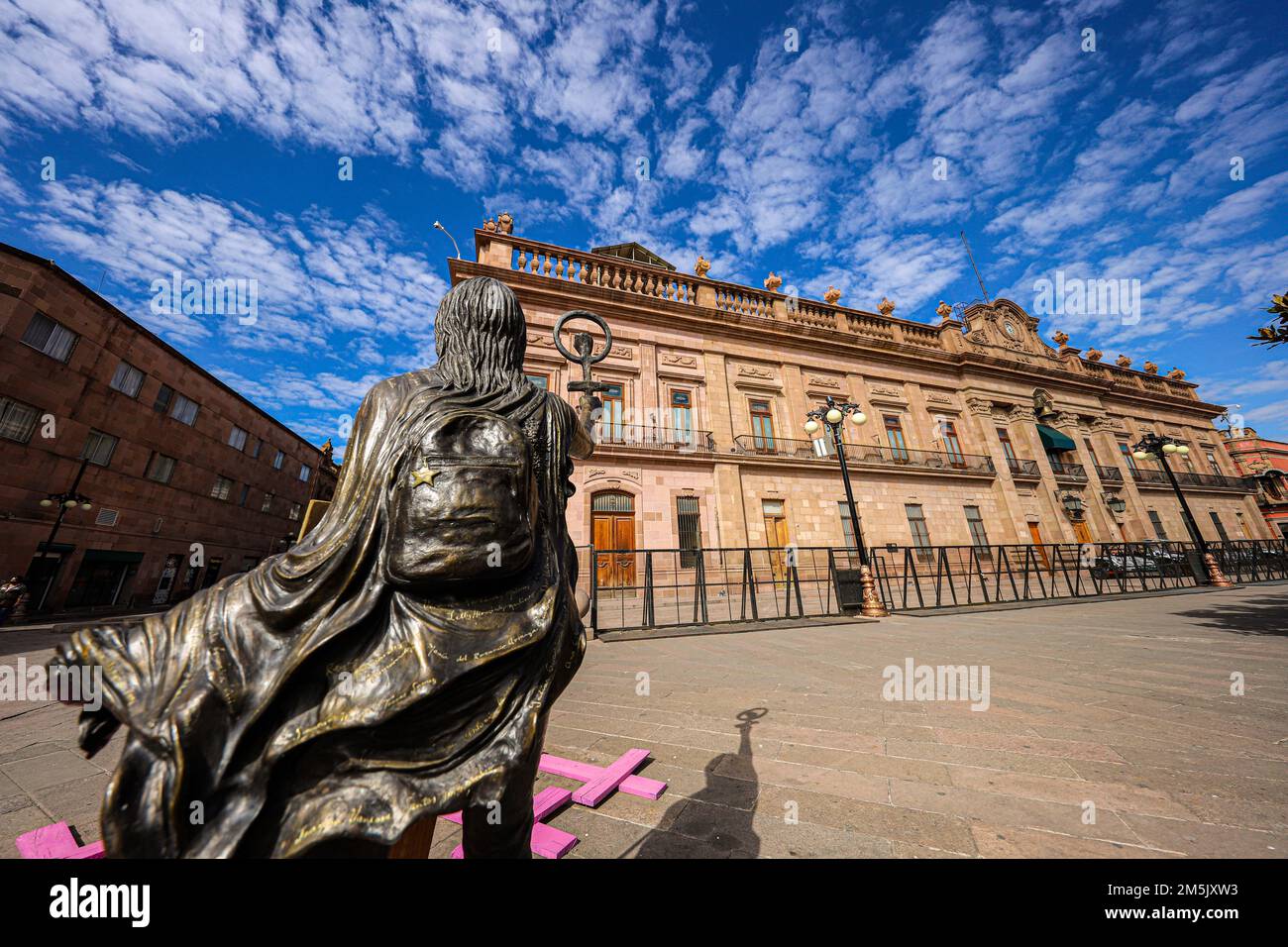 Statue d'une femme et symbole du mouvement féministe, lgbt sur la place ...