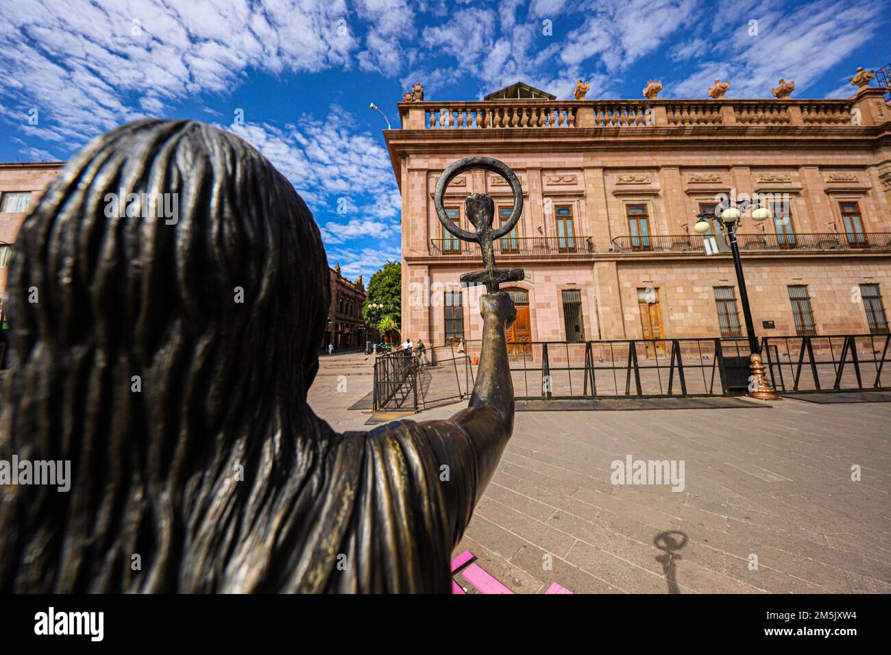 Statue d'une femme et symbole du mouvement féministe, lgbt sur la place ...