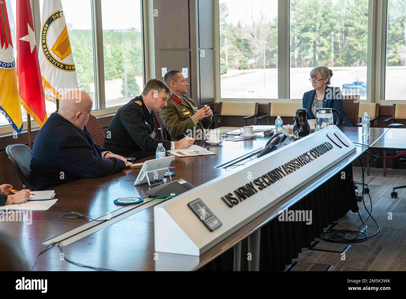 L'adjoint de l'USASAC au commandant général, M. Myra Gray, discute des ...