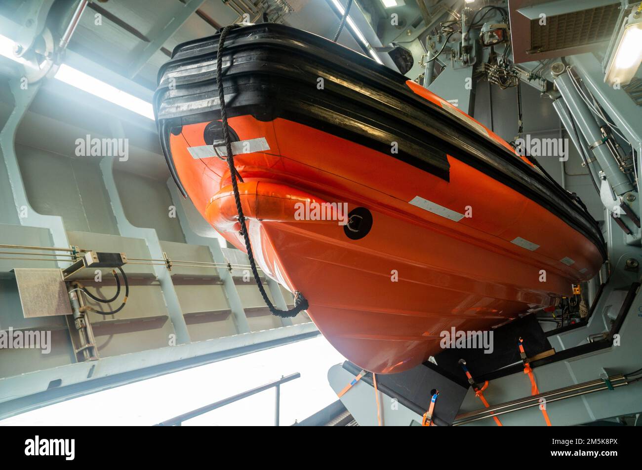 Lancement d'un bateau gonflable rigide à coque (RHIB) à partir d'un ...