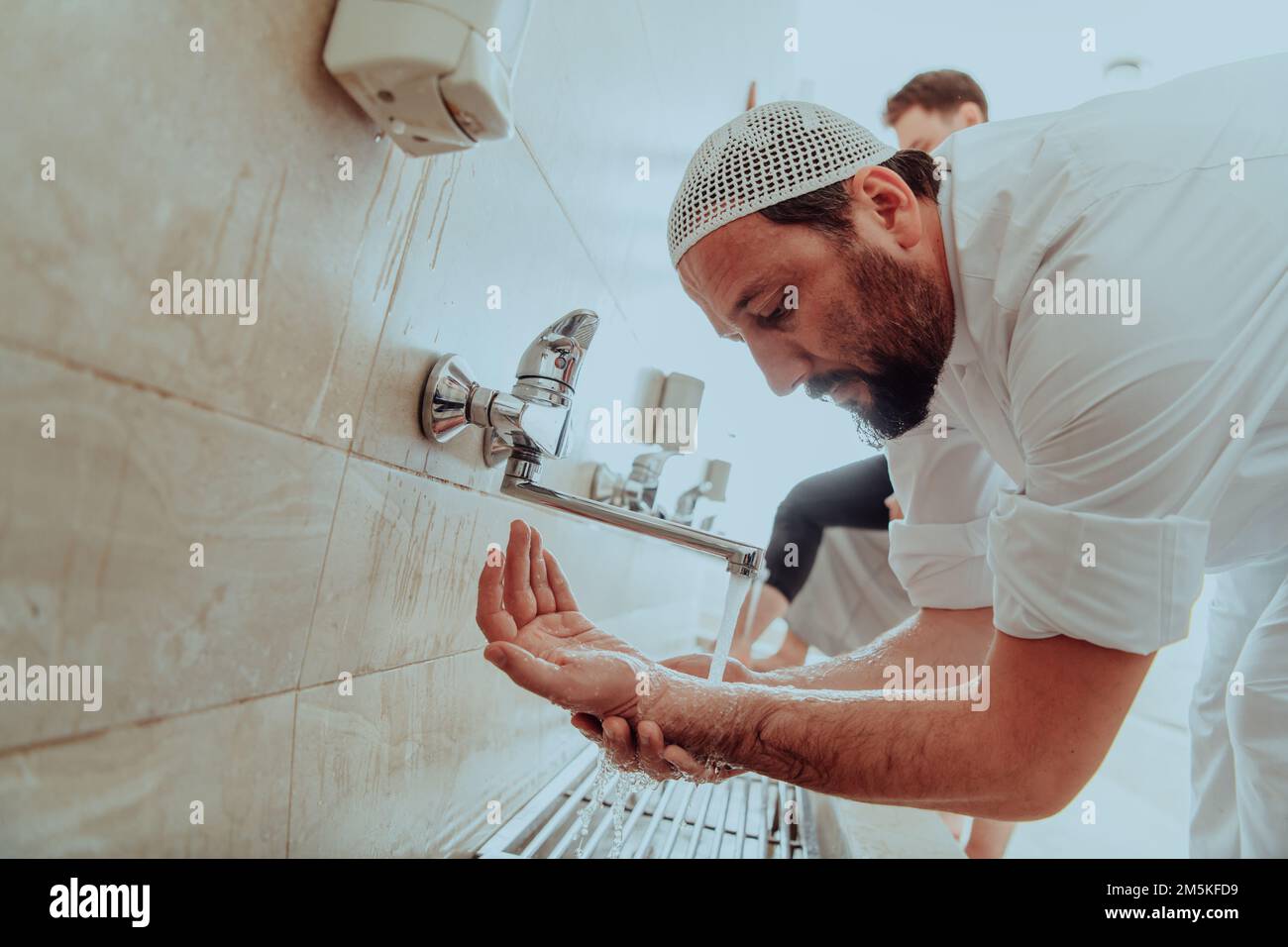 Une ablution musulmane. Le nettoyage religieux rituel des musulmans ...
