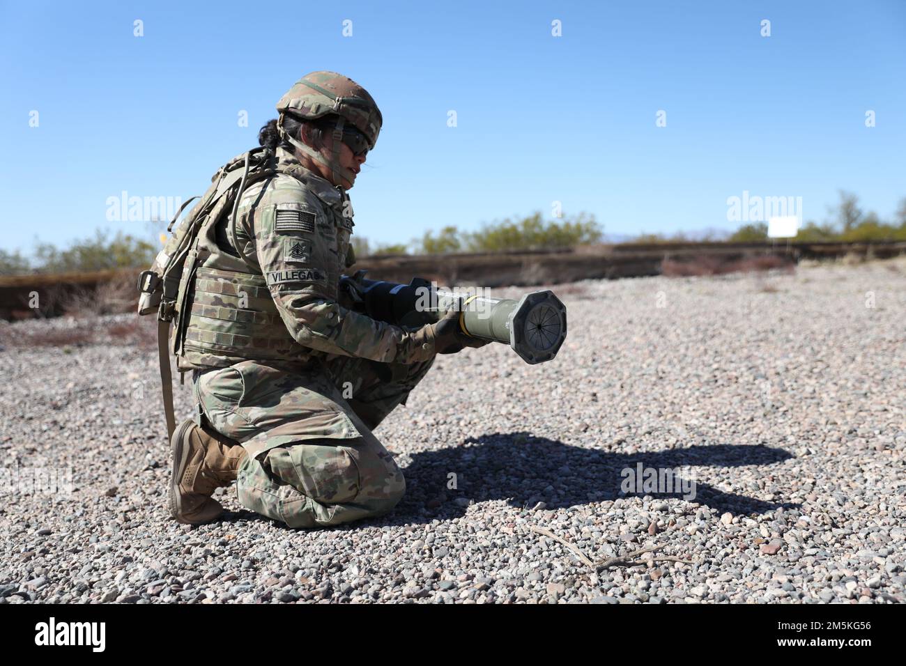 Un meilleur concurrent guerrier remet une arme anti-armure de lumière d ...